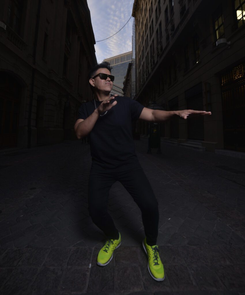 Bryan Louis estrena su segundo single y videoclip “Juguete” - Radio Violeta